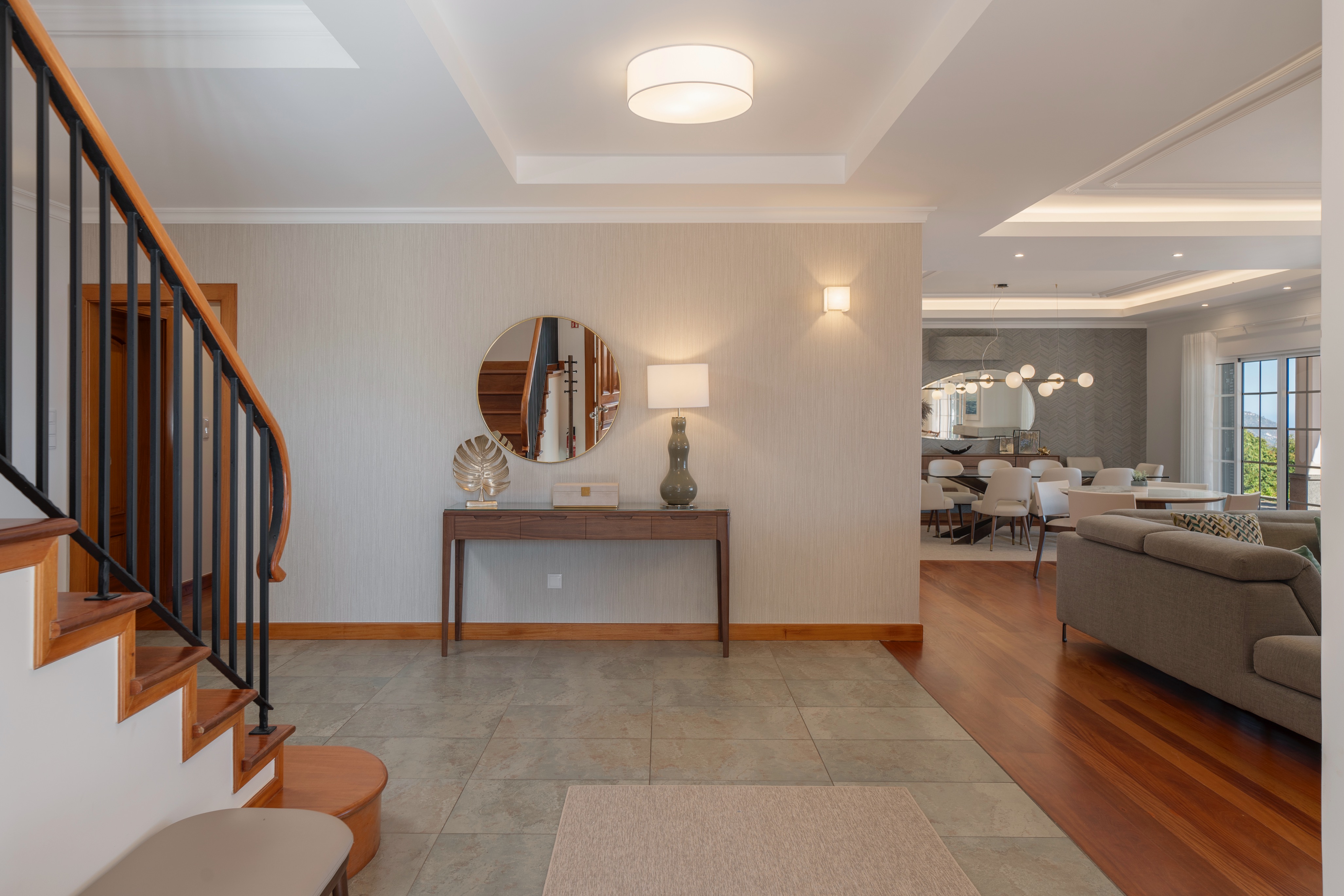 Exceptional spacious luxury villa with vast infinity pool and games ...